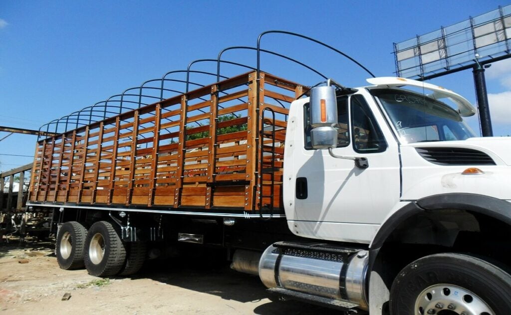 ¿Qué son los Camiones Estaca y Qué los Distingue?