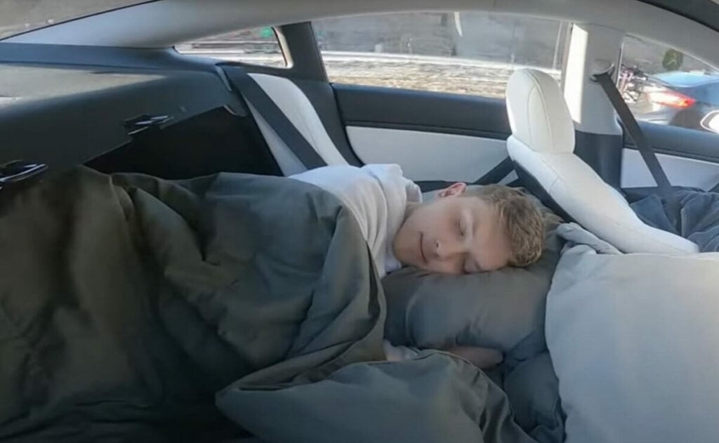 ¿Dormir y que te lleven? Esta persona lo hizo en su Tesla