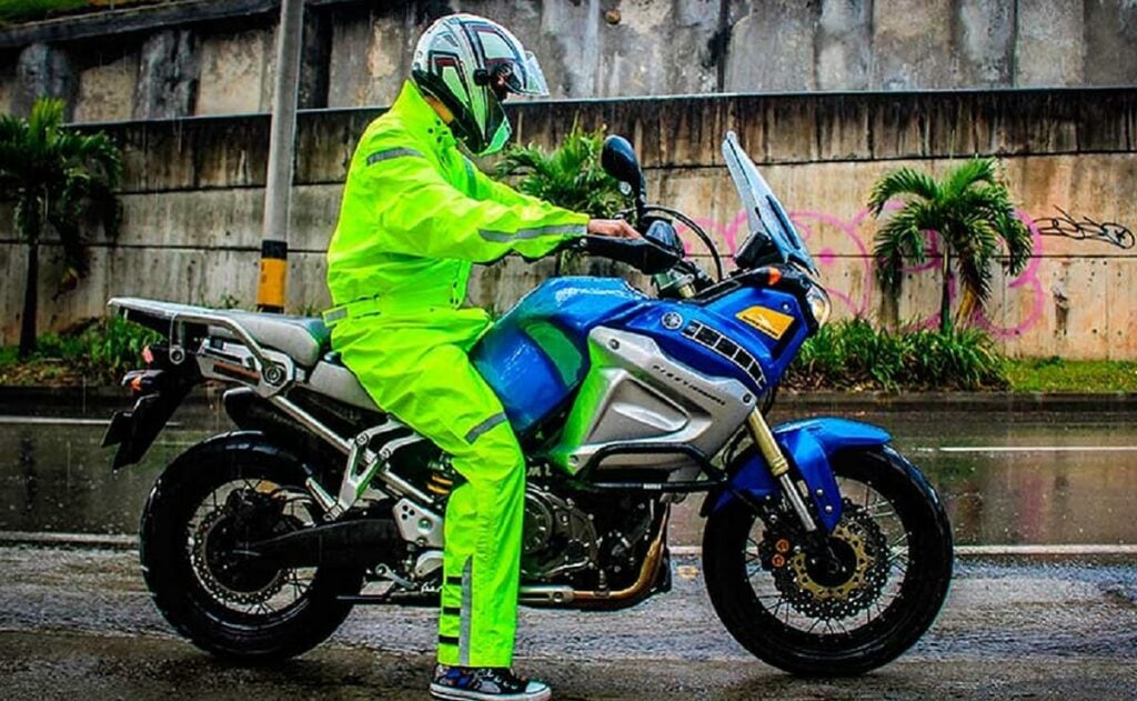 ¿Qué impermeable para moto comprar y cómo sacarle el máximo provecho?