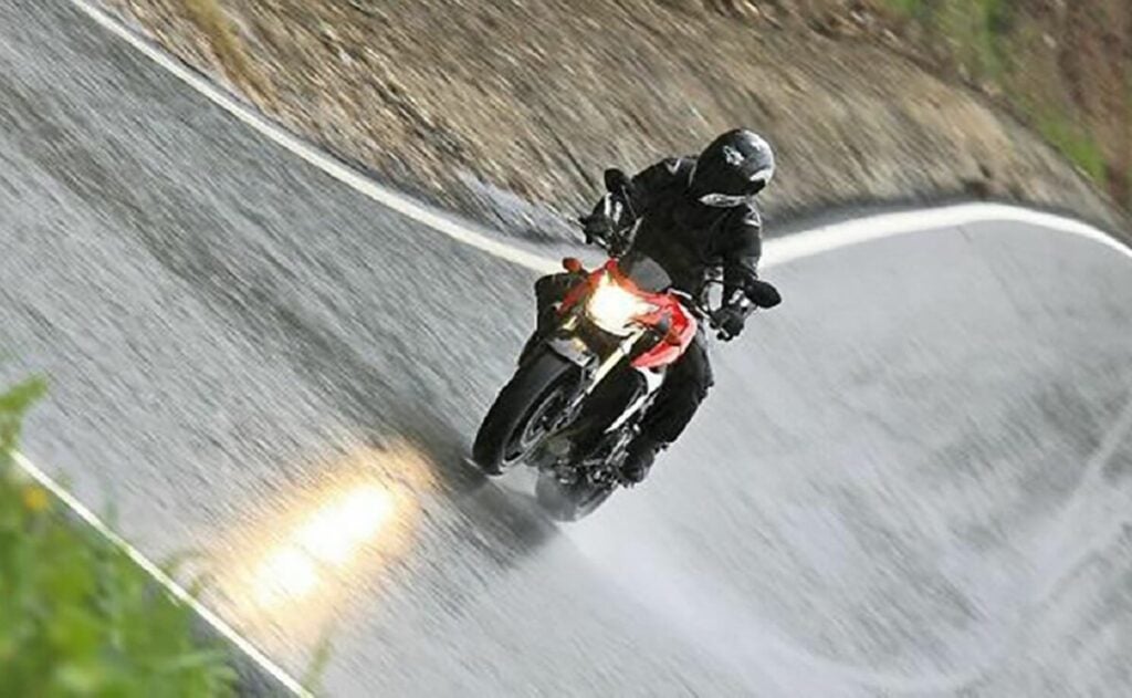 ¿Qué impermeable para moto comprar y cómo sacarle el máximo provecho?