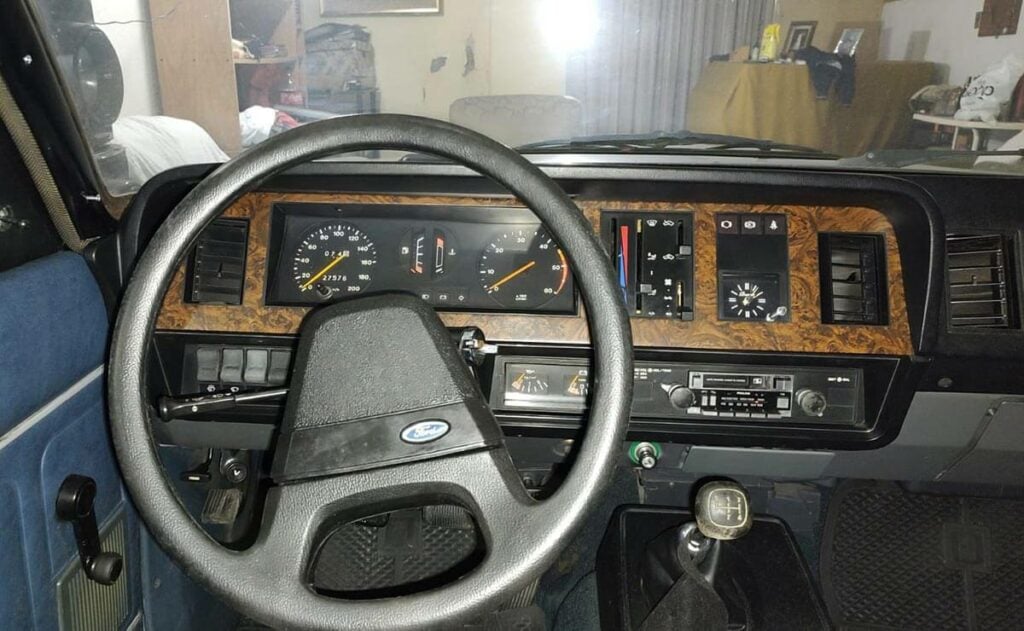 El gran tesoro del pasado: se vende un Ford Falcon Ghia de 1988 y ¡solo ...