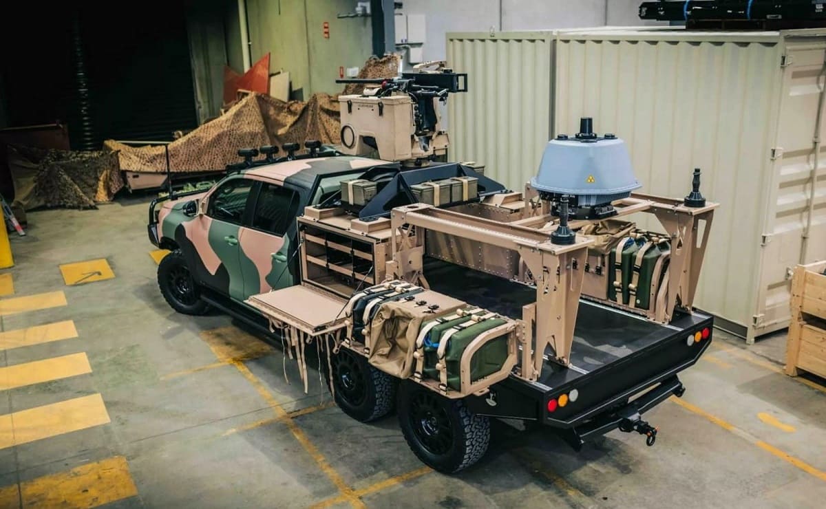 Así es la pick up Toyota Hilux 6x6: equipada para dar batalla