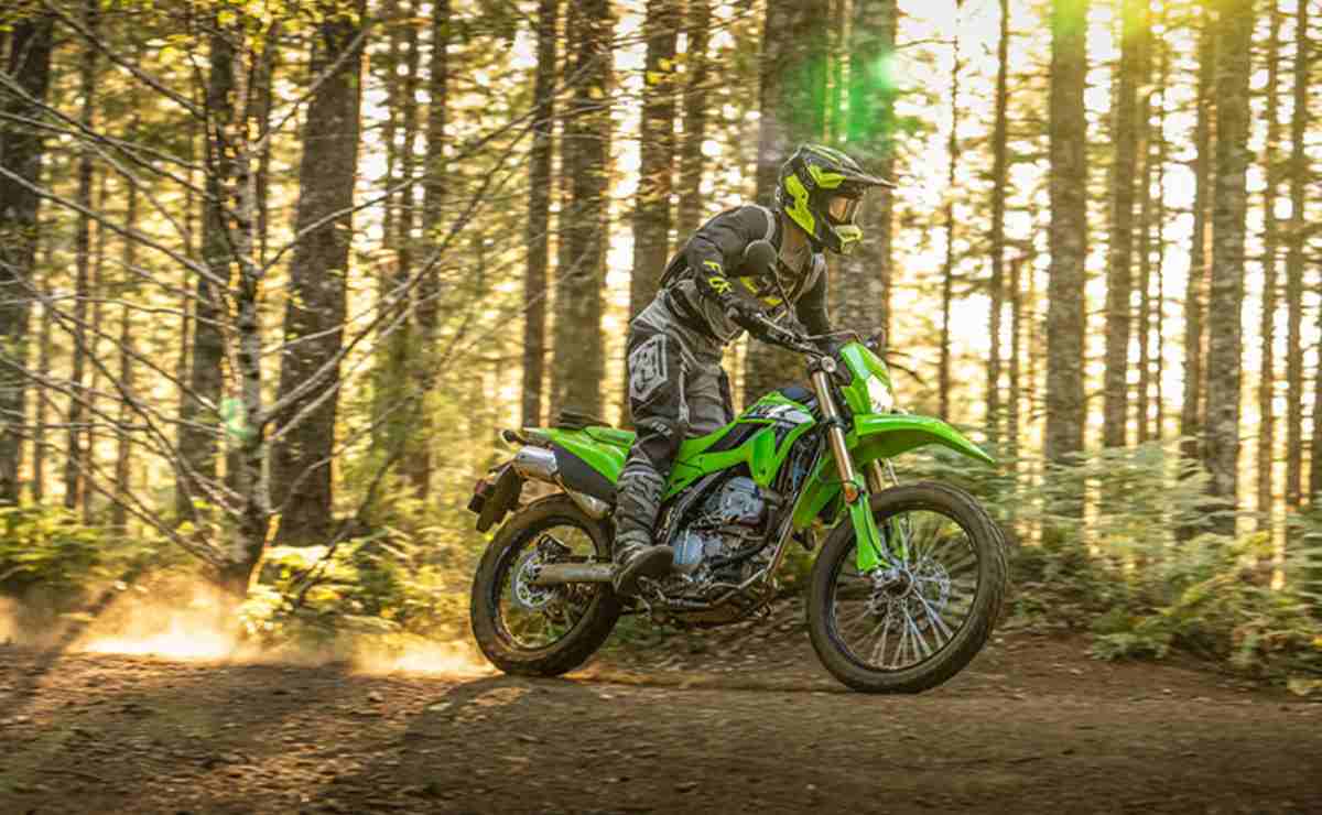 Kawasaki KLX 300: ¿La Competidora Definitiva para la Honda XR 300 Tornado?