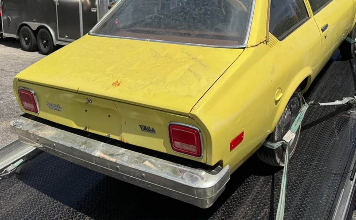 El Descubrimiento Insólito: Un Chevrolet Vega 1975 Renace del Pasado