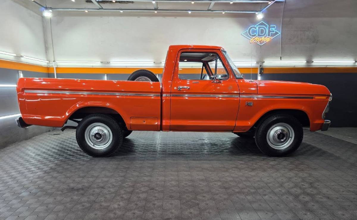 Ford F-100 1980: Renacimiento de un Clásico en Naranja Estival
